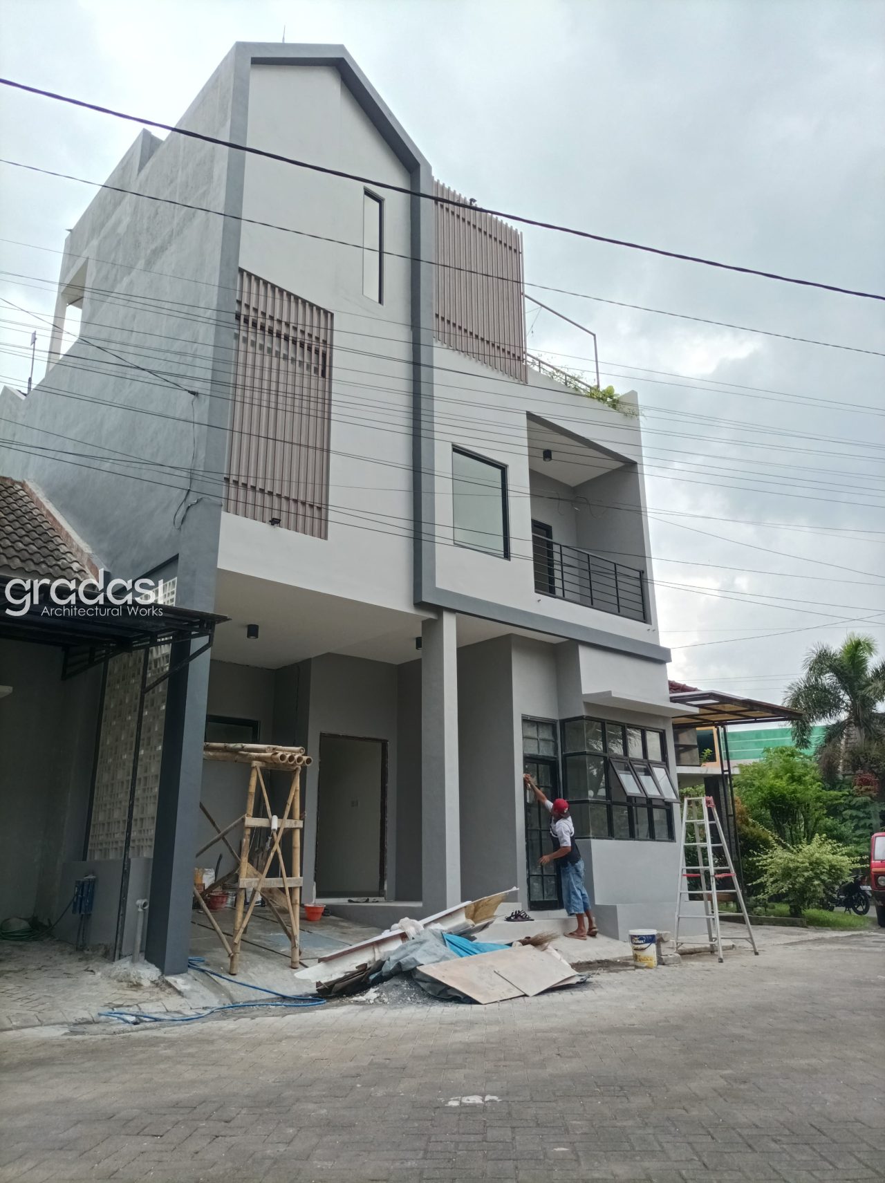 Rumah Tiga Lantai dan Rooftop | Gradasi Studio